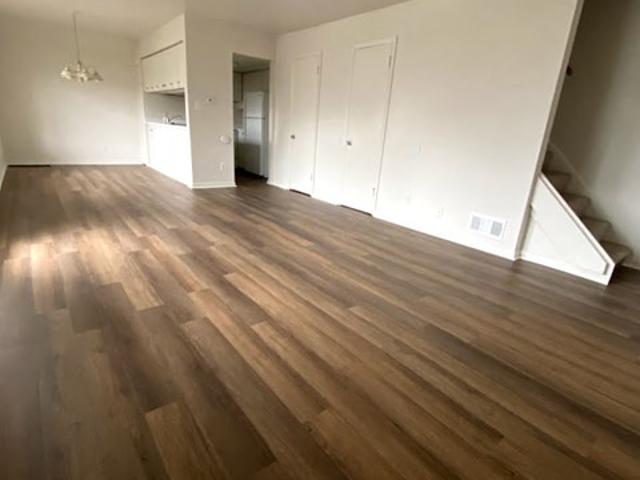 Governors Square Apartments 1 Bedroom / Bonus Room/ 1 Bath 1 Level