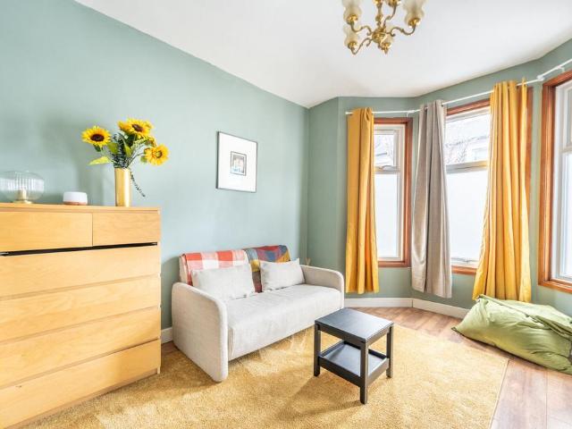 Gowan Road, Willesden, London, NW10 1 bed flat to rent £2,167 pcm £500 pw