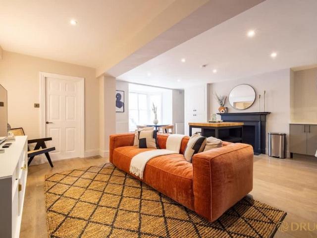 Gloucester Mews, W2 2 bed flat to rent £5,970 pcm £1,378 pw