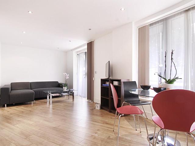Gloucester Court, Bermondsey 3 bed apartment to rent £2,817 pcm £650 pw