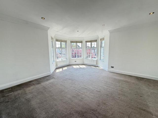 Gloucester Court, Golders Green Road 3 bed flat to rent £2,800 pcm £646 pw