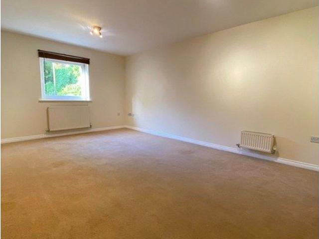 Gloucester Court, Watford WD18, 1 bed flat to rent, £1,350 pcm | PrimeLocation