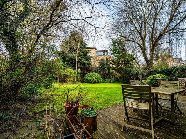 Gloucester Crescent, Primrose Hill. 1 bed flat to rent £3,250 pcm £750 pw