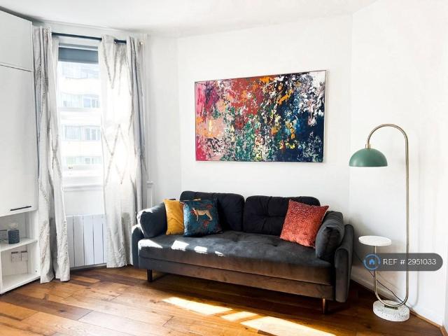 Gloucester Gardens, London, W2 Studio to rent £2,200 pcm £508 pw