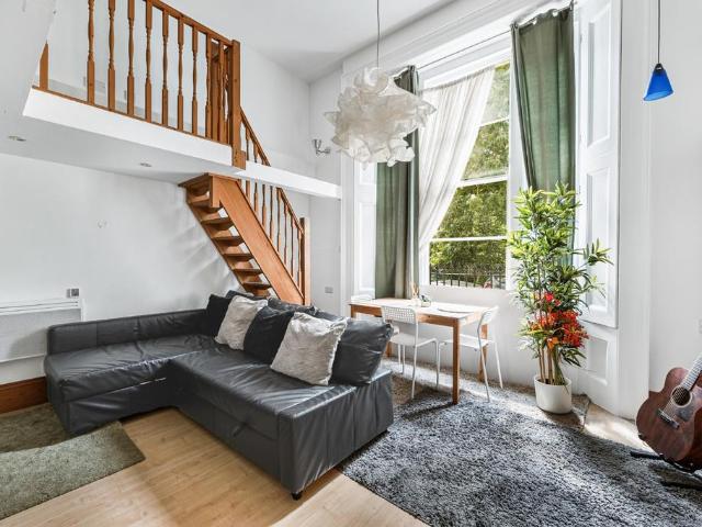 Gloucester Gardens, London, W2 2 bed flat to rent £2,708 pcm £625 pw