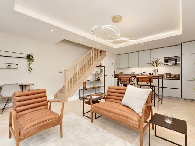 Gloucester Place, Brighton BN1, 3 bed maisonette to rent, £2,500 pcm | PrimeLocation