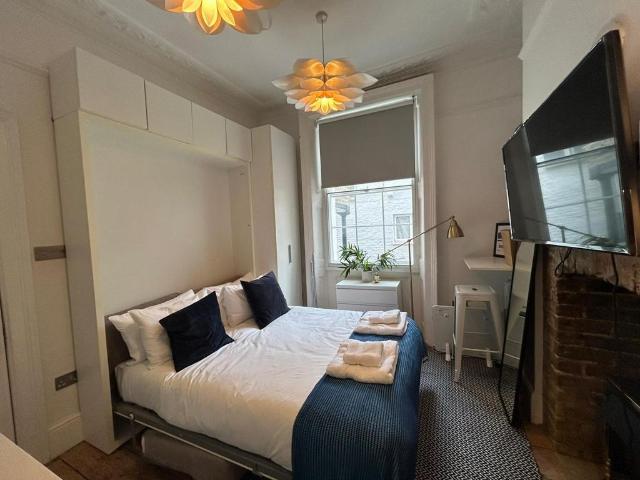 Gloucester Place, London NW1 Studio to rent £1,950 pcm £450 pw