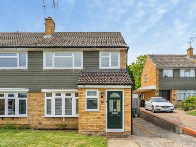 Gloucester Road, Bagshot, GU19 3 bed semi detached house to rent £2,100 pcm £485 pw