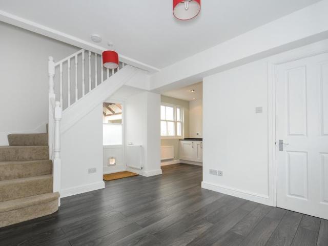 Gloucester Road Brighton BN1 2 bed terraced house to rent £1,695 pcm £391 pw