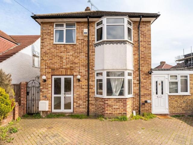 Gloucester Road, Feltham, TW13 4 bed detached house to rent £3,500 pcm £808 pw