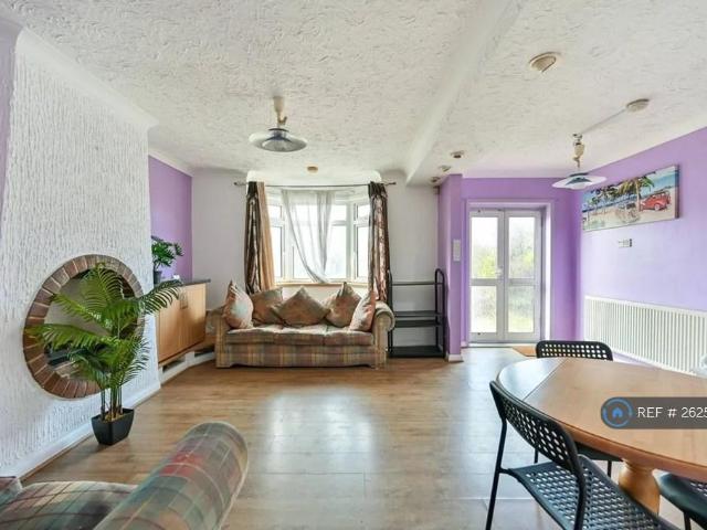 Gloucester Road, Feltham, TW13 4 bed semi detached house to rent £2,599 pcm £600 pw