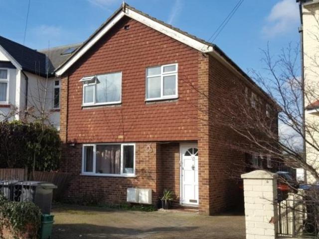 Gloucester Road, Kingston upon Thames. 3 bed maisonette to rent £2,355 pcm £543 pw