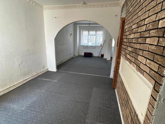 Gloucester Road, London, E12 2 bed terraced house to rent £1,950 pcm £450 pw