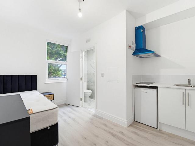 Gloucester Road, London W3, Room to rent, £900 pcm | PrimeLocation