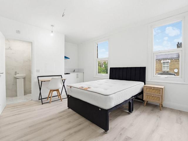 Gloucester Road, London W3, Room to rent, £1,100 pcm | PrimeLocation