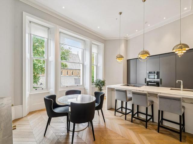 Gloucester Road, South Kensington. 2 bed flat to rent £8,667 pcm £2,000 pw
