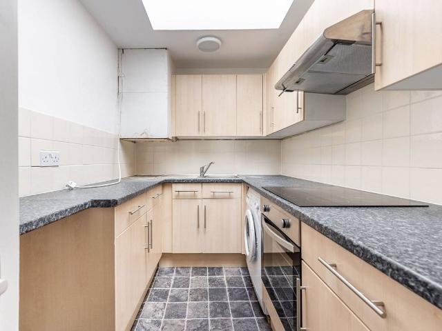 Gloucester Road, South Kensington, London SW7, 2 bed flat to rent, £3,250 pcm | PrimeLocation