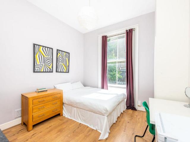 Gloucester Road, South Kensington. Studio to rent £1,712 pcm £395 pw
