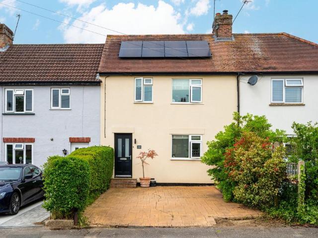 Gloucester Road, Stoughton. 3 bed terraced house to rent £2,800 pcm £646 pw