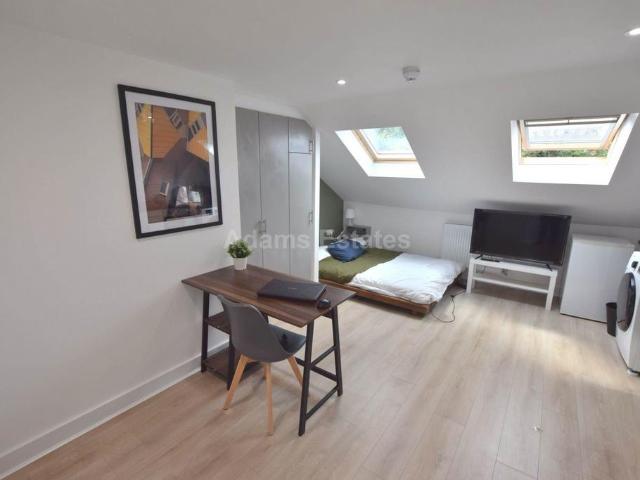 Gloucester Road, Reading Studio to rent £1,050 pcm £242 pw