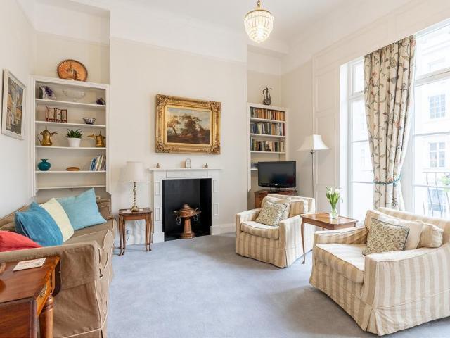 Gloucester Street, Westminster. 2 bed flat to rent £5,416 pcm £1,250 pw