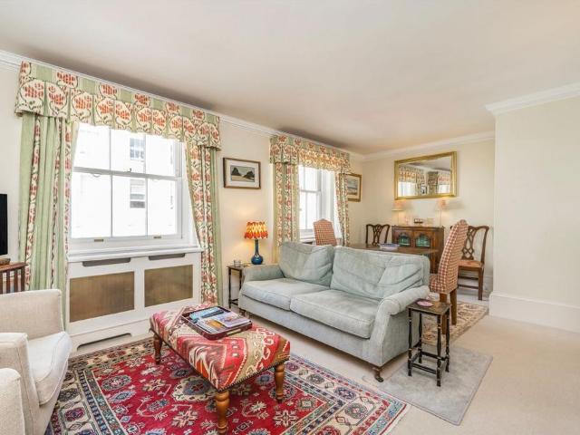 Gloucester Street, London SW1V 2 bed flat to rent £3,748 pcm £865 pw
