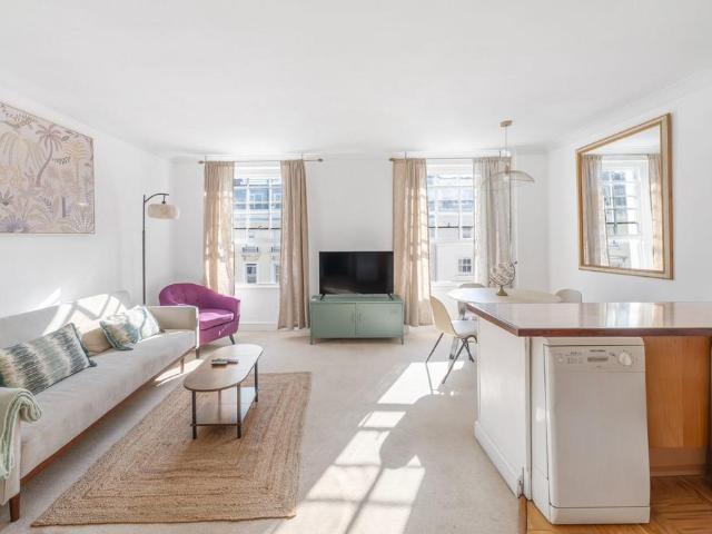 Gloucester Street, London SW1V 2 bed flat to rent £3,000 pcm £692 pw