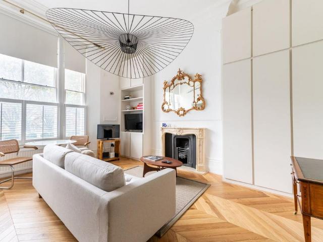 Gloucester Terrace, Bayswater. Studio to rent £3,034 pcm £700 pw