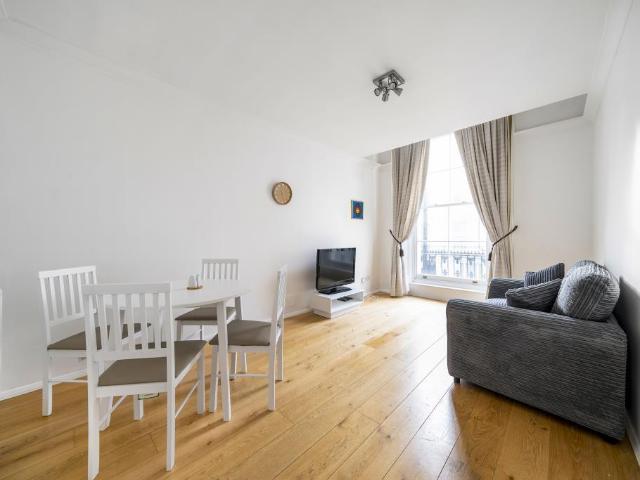 Gloucester Terrace, Hyde Park, W2 1 bed apartment to rent £2,250 pcm £519 pw