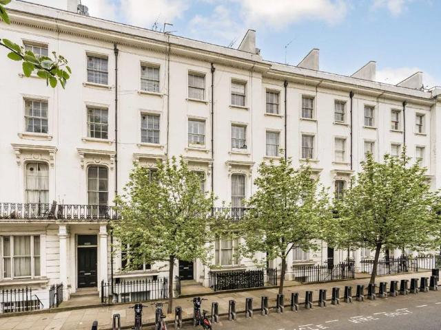 Gloucester Terrace, London W2 Studio to rent £1,800 pcm £415 pw