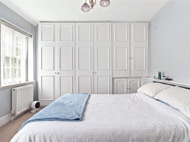 Gloucester Terrace, London, W2 1 bed apartment to rent £2,500 pcm £577 pw