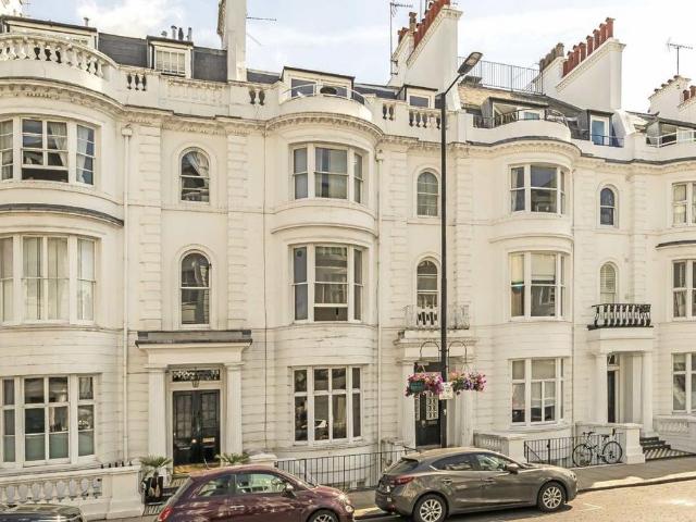 Gloucester Terrace, London W2 1 bed flat to rent £4,312 pcm £995 pw