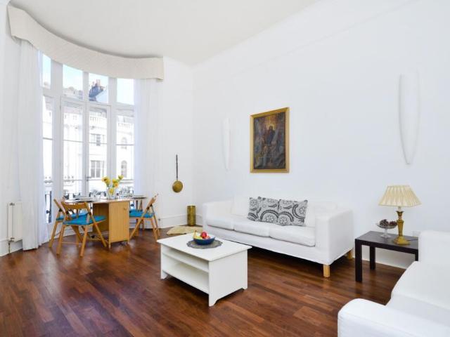 Gloucester Terrace, London W2 2 bed flat to rent £3,500 pcm £808 pw