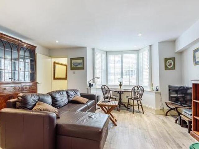 Gloucester Walk, Kensington, 2 Bedroom Apartment