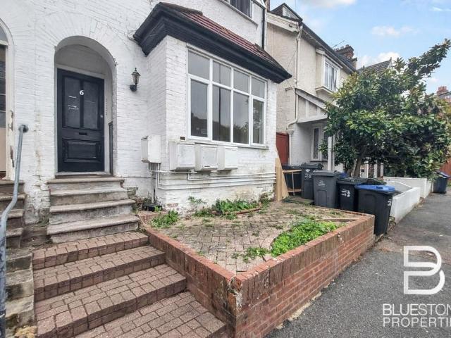 Glossop Road, South Croydon 2 bed ground floor flat to rent £1,650 pcm £381 pw