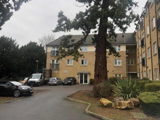 Glade Court 65 Harefiled Road UB8 1PJ 2 bed flat to rent £1,850 pcm £427 pw
