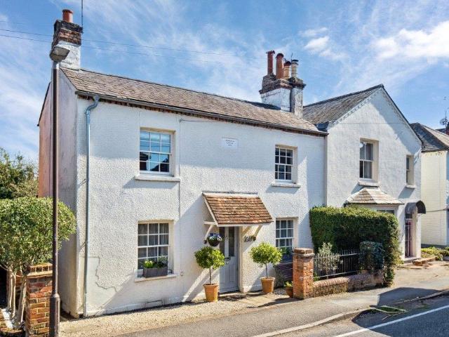 Glade Road, Buckinghamshire SL7 3 bed semi detached house to rent £3,650 pcm £842 pw