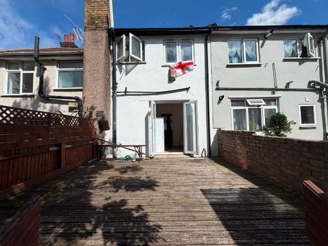 Gladeswood Road, Belvedere DA17, Studio to rent, £1,250 pcm | PrimeLocation