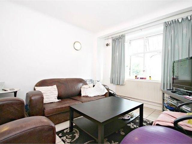 Gladstone Court, Willesden Green 3 bed flat to rent £2,500 pcm £577 pw