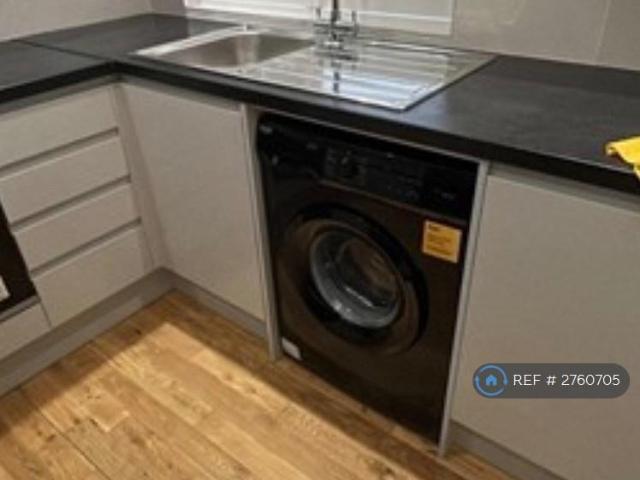 Gladstone Park Gardens, London, NW2 3 bed flat to rent £2,650 pcm £612 pw