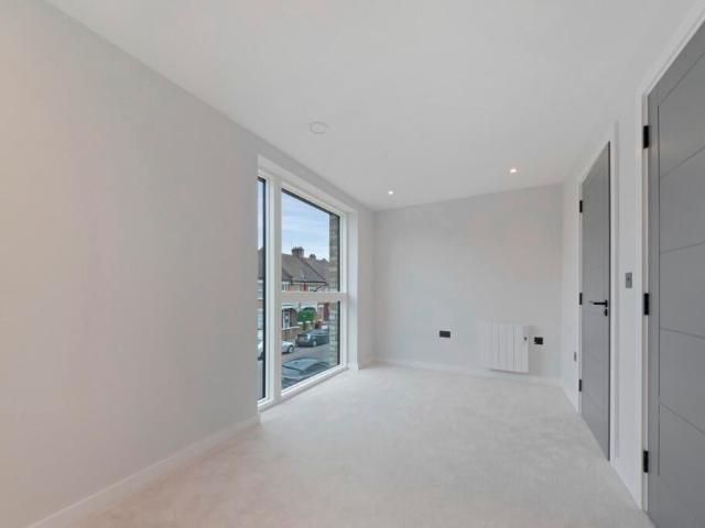 Gladstone Park Gardens, London NW2, 3 bed maisonette to rent, £3,000 pcm | PrimeLocation