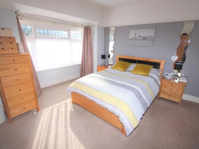 Gladstone Road 3 bed semi detached house to rent £1,595 pcm £368 pw