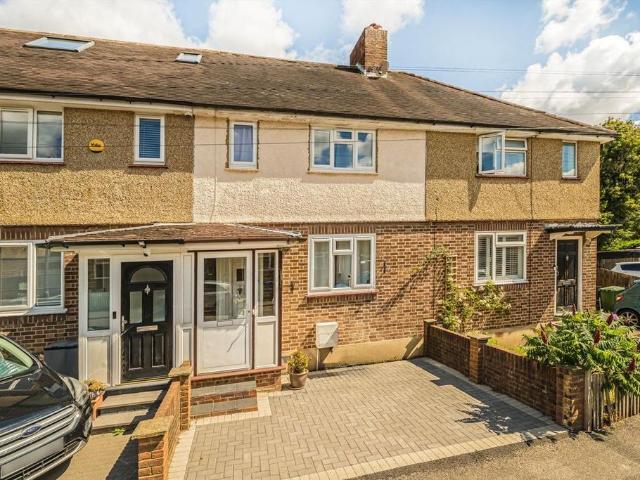 Gladstone Road, Surbiton KT6 3 bed terraced house to rent £2,495 pcm £576 pw