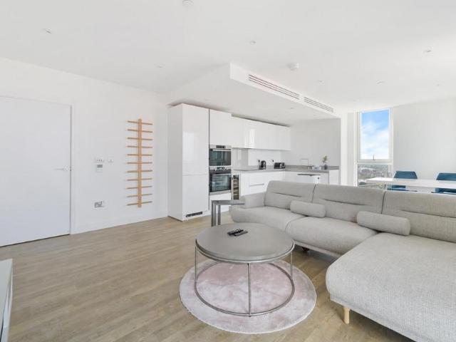 Gladwin Tower, Nine Elms, London, SW8 2 bed apartment to rent £4,000 pcm £923 pw