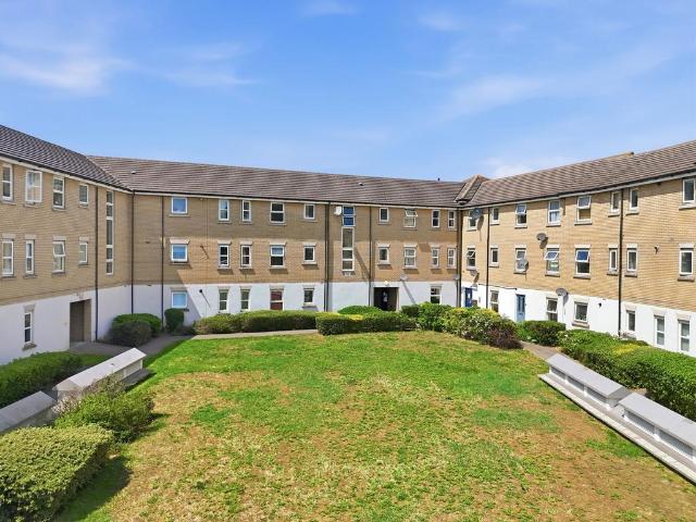 Glandford Way, Chadwell Heath, RM6 2 bed flat to rent £1,600 pcm £369 pw