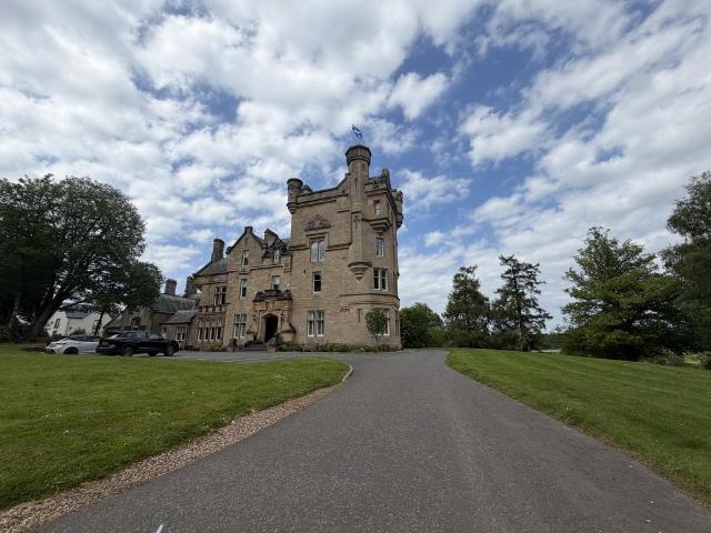 Glasgow, G63 2 bed flat to rent £1,650 pcm £381 pw