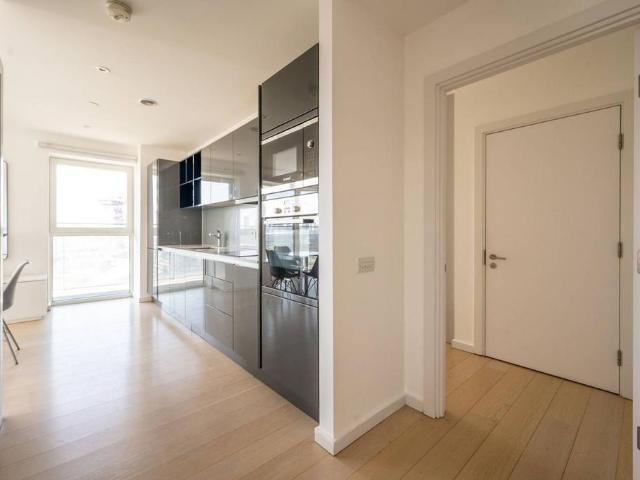 Glasshouse Gardens, Stratford. 2 bed flat to rent £5,000 pcm £1,154 pw