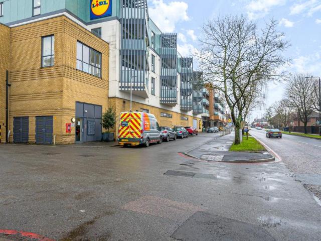 Glebe Way West Wickham BR4 2 bed flat to rent £1,775 pcm £410 pw