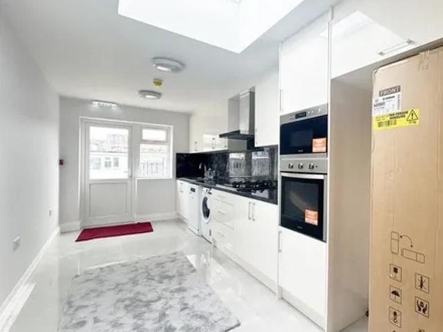 Glebe Avenue, Queensbury, London, HA3 9LG, United Kingdom | 6 bed duplex for rent #140229045 | Rentberry