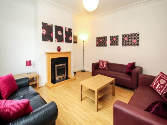 Glebe Avenue Room 1, Kirkstall, Leeds